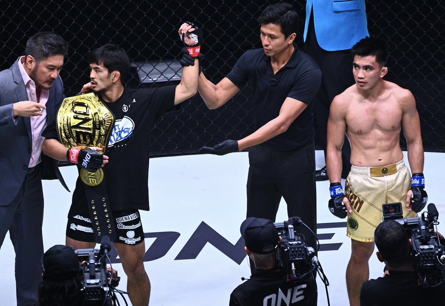 【ONE】若松佑弥が1Rのピンチを凌ぎTKO勝ちで初防衛（ゴング格闘技） - Yahoo!ニュース