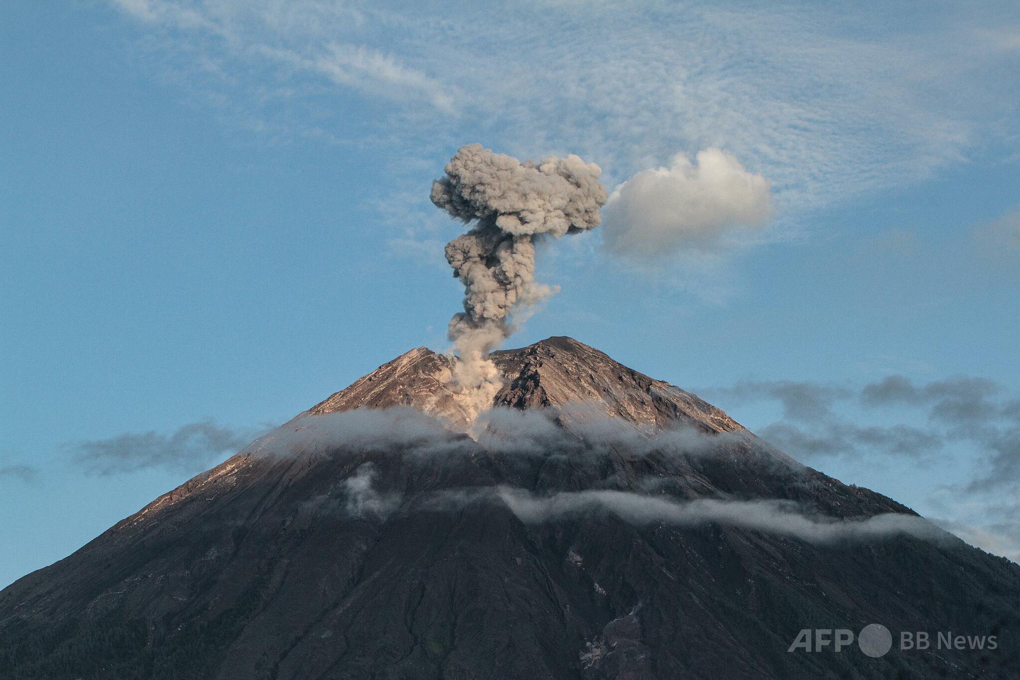 インドネシア・スメル山で大規模噴火 警戒レベル最高に（AFP＝時事） - Yahoo!ニュース
