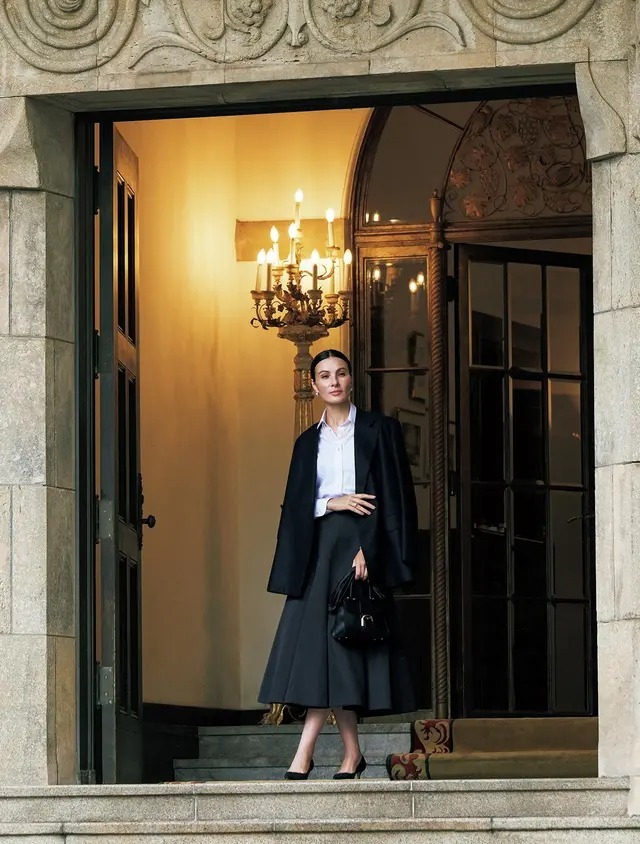 50代が「黒」を着るなら、ほんのり甘く、女らしく着こなすのが正解！（Web eclat） - Yahoo!ニュース