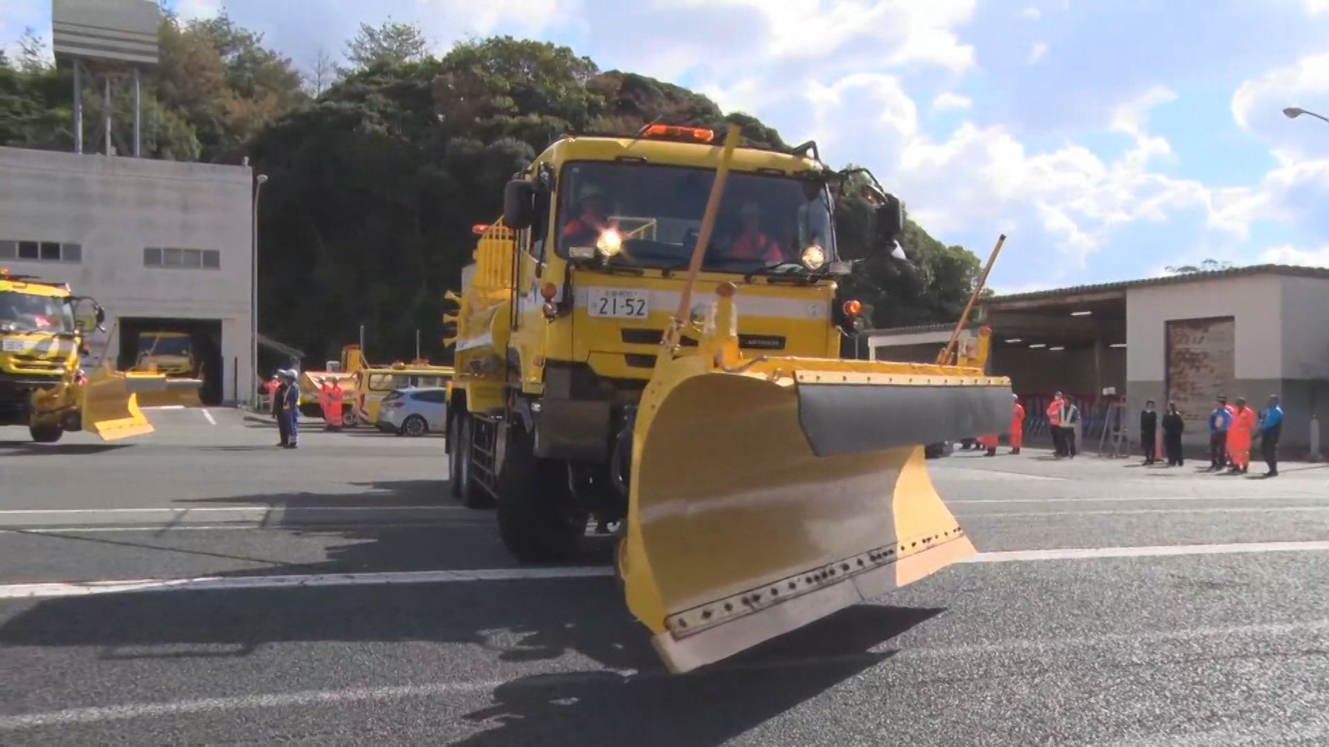 冬の高速道路を守る 雪氷作業車両出動式 島根県浜田市（BSS山陰放送） - Yahoo!ニュース