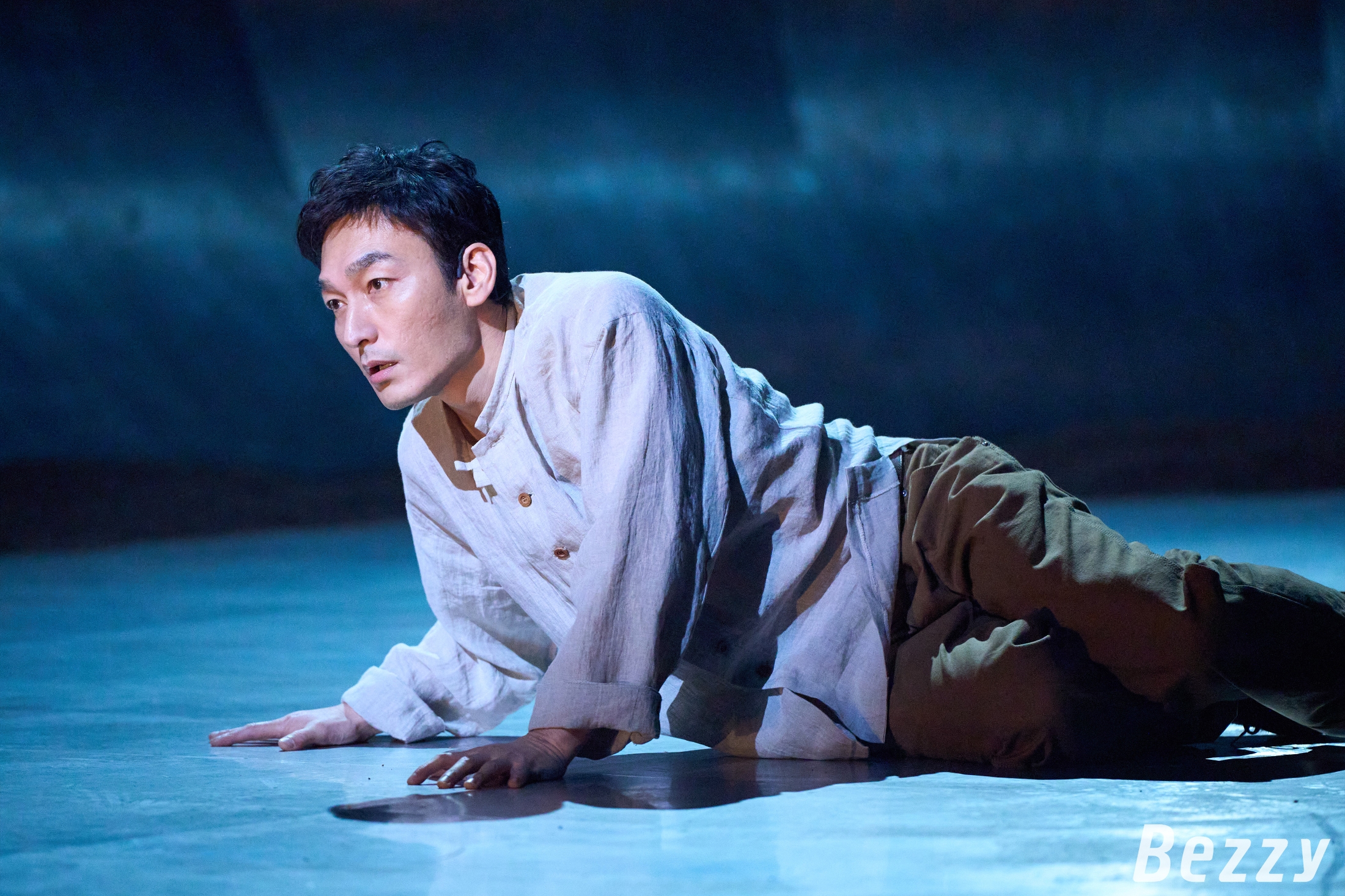 100年前の“遠い説話”はなぜ今を生きる私たちに響くのか？草彅剛主演舞台『シッダールタ』開幕レポート（Bezzy） - Yahoo!ニュース