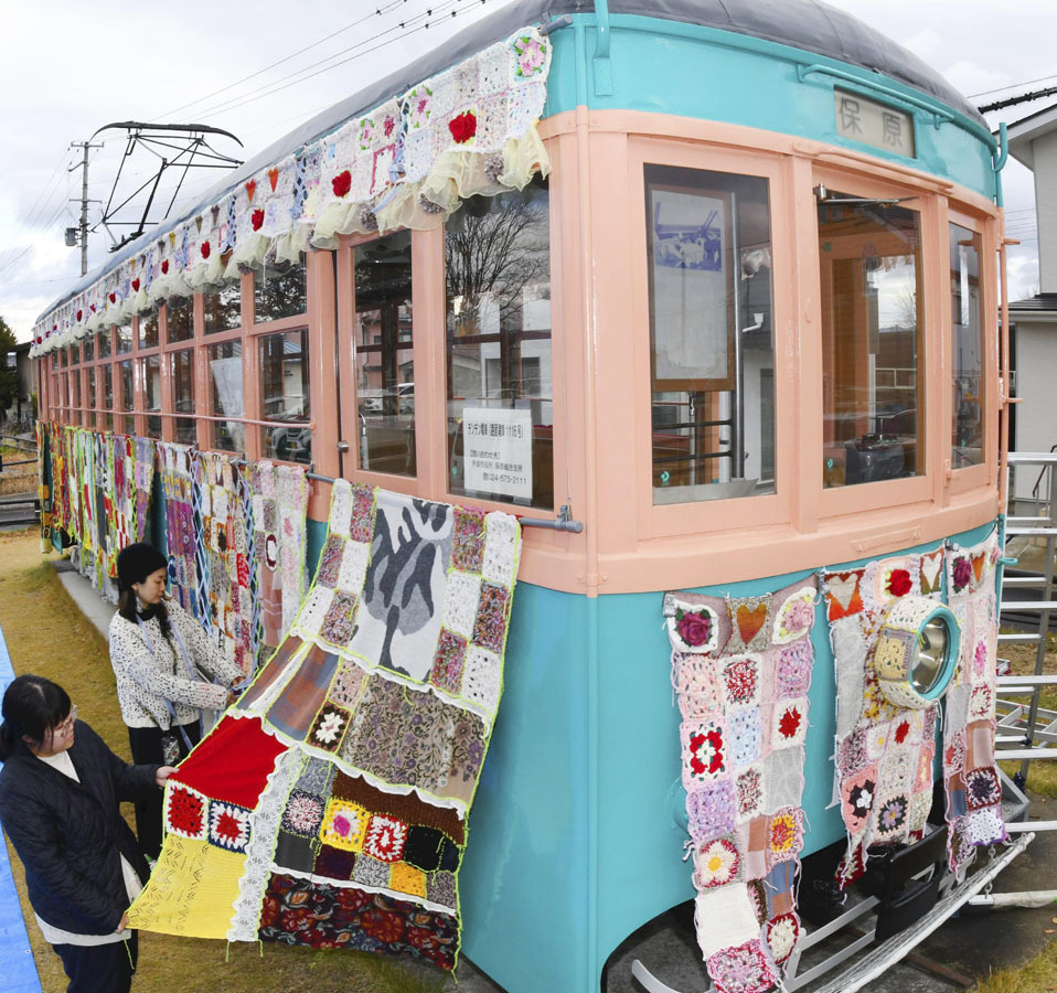 チンチン電車、ぬくもりあるニットで包む 福島・伊達、街路樹も彩る（福島民友新聞） - Yahoo!ニュース