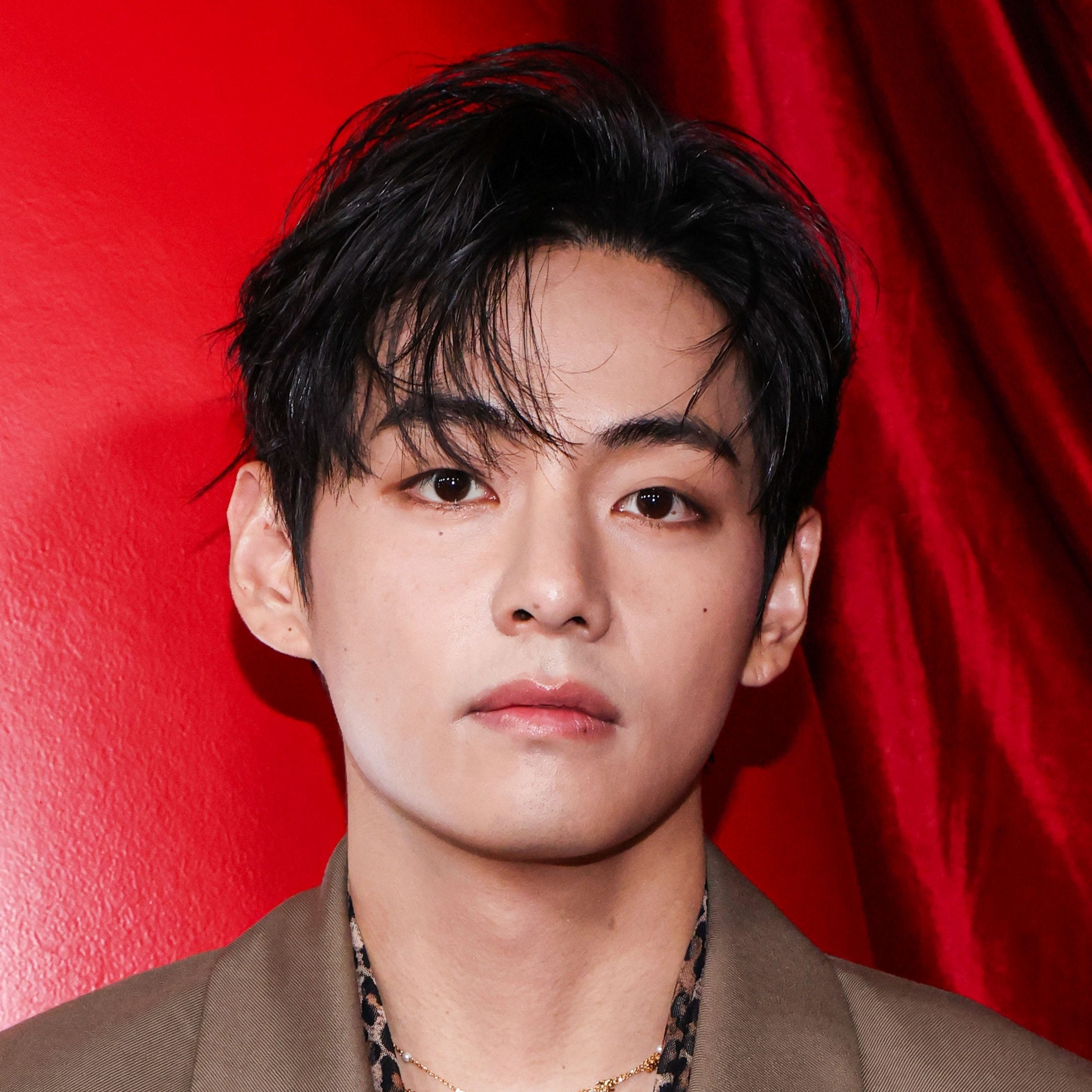 BTS V、セクシーなスーツ姿でイベントに降臨。巨大ソファで“テテらしさ”全開のショットも（25ans（ヴァンサンカン）） - Yahoo!ニュース