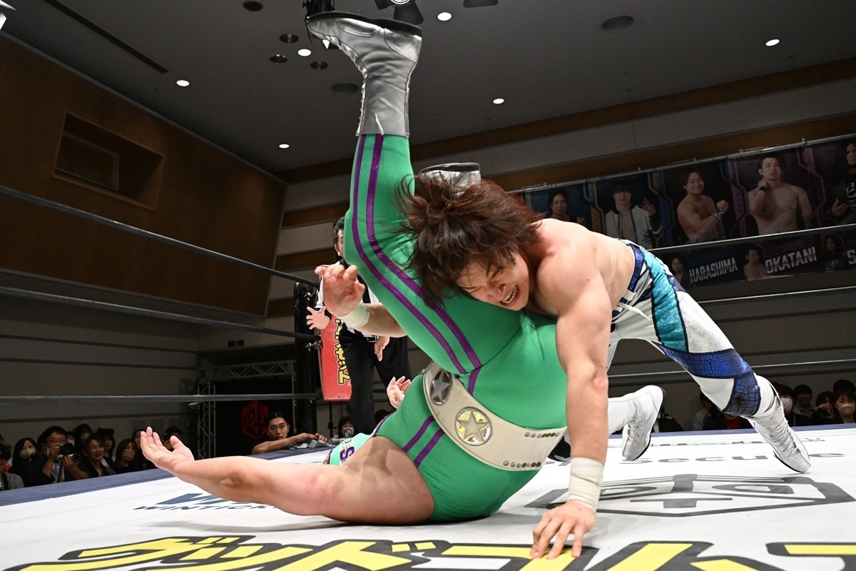 ササダンゴが2冠王者・上野勇希との最後の前哨戦で黒星も大マジメにベルト獲り宣言「俺がプロレス界のアイコンになる」【DDT】（TOKYO HEADLINE WEB） - Yahoo!ニュース