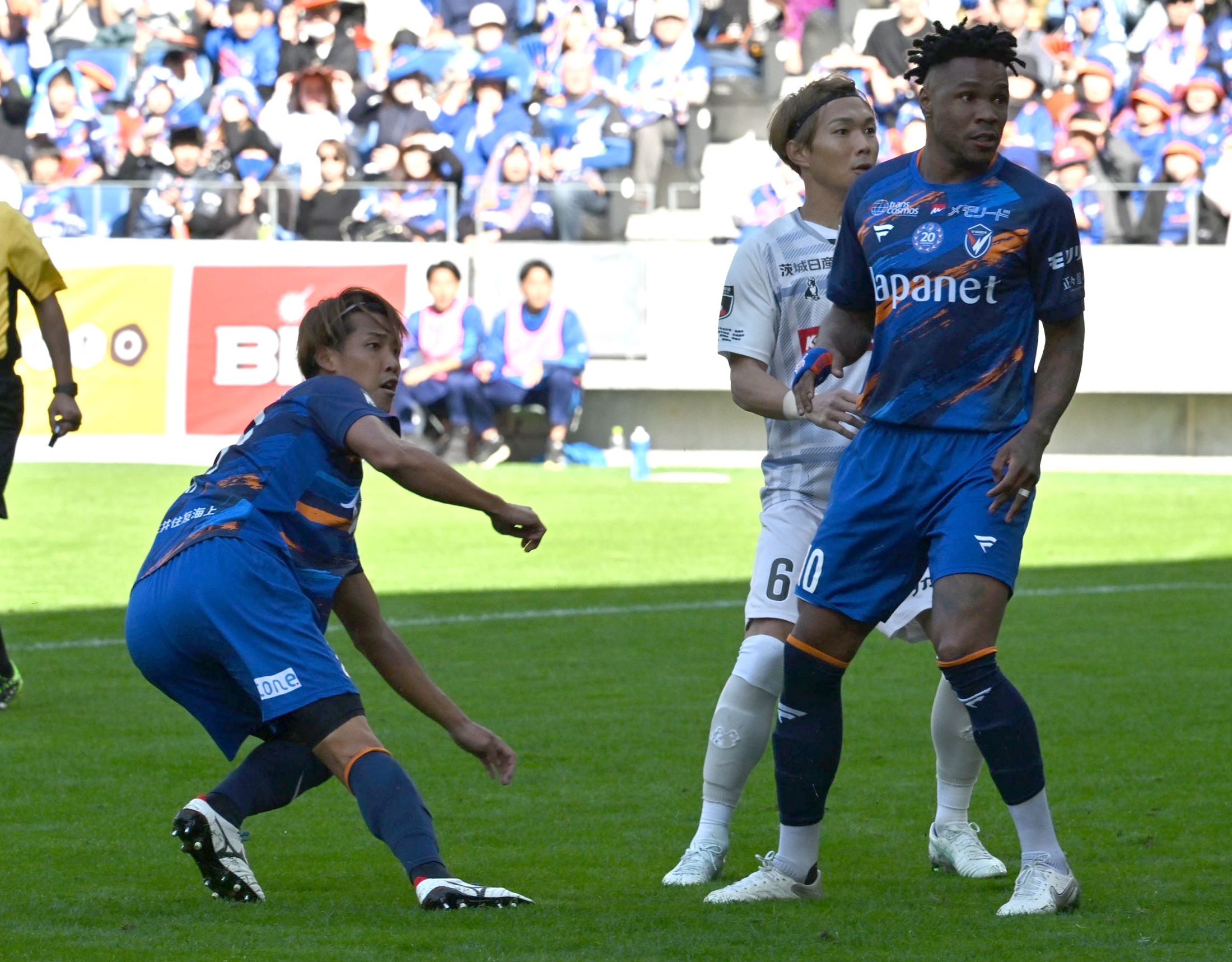 【明治安田J2リーグ】大混戦のJ1昇格争い、首位攻防戦前半は互いに譲らず 今節での昇格条件は（西スポWEB OTTO！） - Yahoo!ニュース