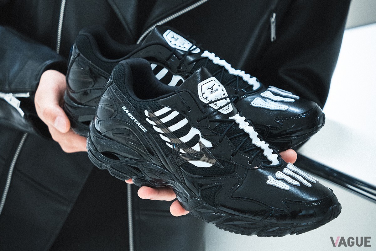 ミズノが世界的スニーカーアーティストと初コラボ！ 名作シューズ「ウェーブライダー10」をベースにした“骨の意匠が光る”特別な一足とは（VAGUE） - Yahoo!ニュース
