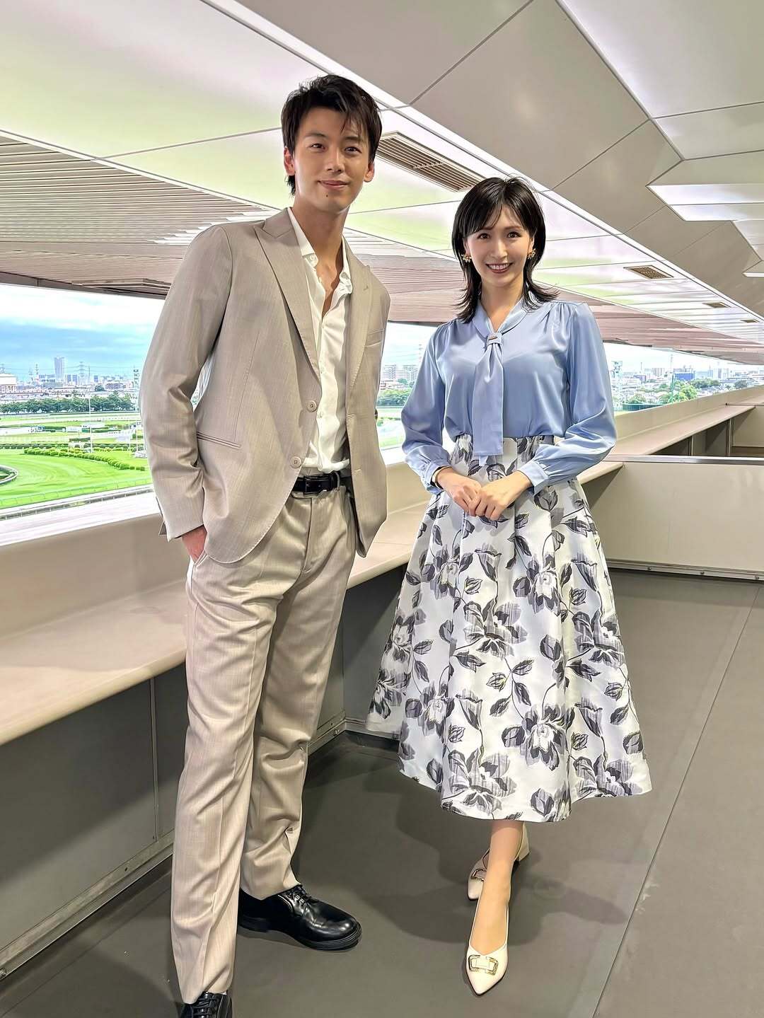 「中山競馬場の【決勝審判室】や【検量室】など普段は立ち入れない場所」を〝競馬大好き〟タレントの横山ルリカさんと2025年JRA年間プロモーションキャラクター竹内涼真が特別見学（西スポレース ...