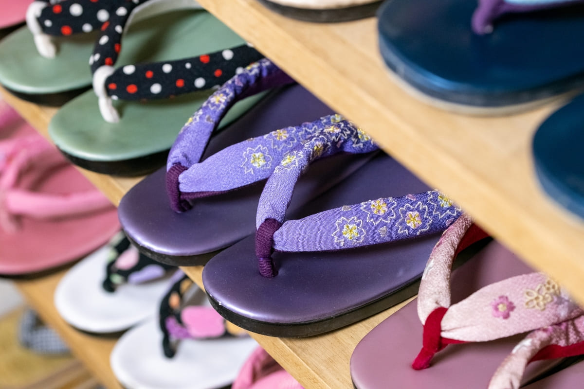 家の中では靴を脱ぎ、外では履いてと靴の着脱を繰り返す日本人。その結果＜合わない靴＞を選んで腰痛や膝痛の原因に…足腰が若返る「鼻緒健康生活」（婦人公論.jp） - Yahoo!ニュース