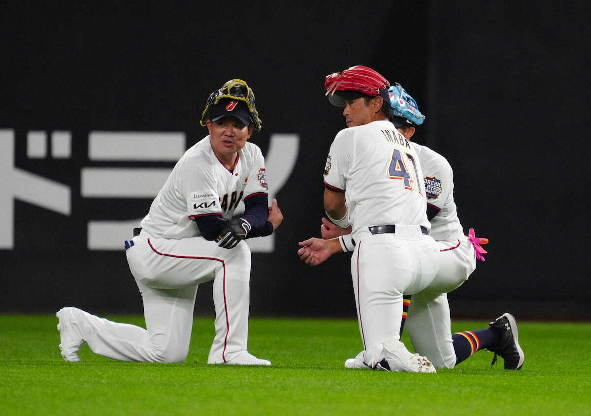 稲葉篤紀氏 グラブを頭の上に乗せる“お決まりポーズ”で沸かせた（スポニチアネックス） - Yahoo!ニュース