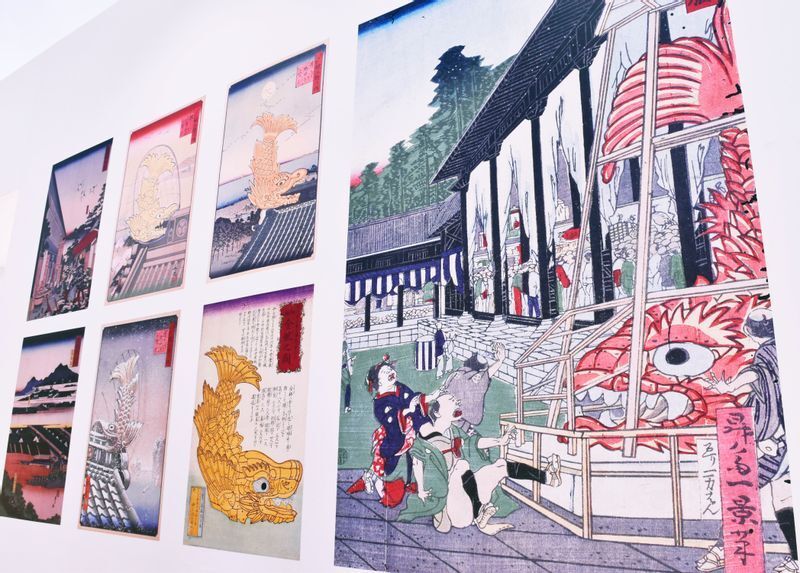 名古屋城の金鯱が16年ぶりに地上へ降臨!ツーショットからタッチ 名古屋城の金鯱が16年ぶりに地上へ降臨!ツーショットからタッチ