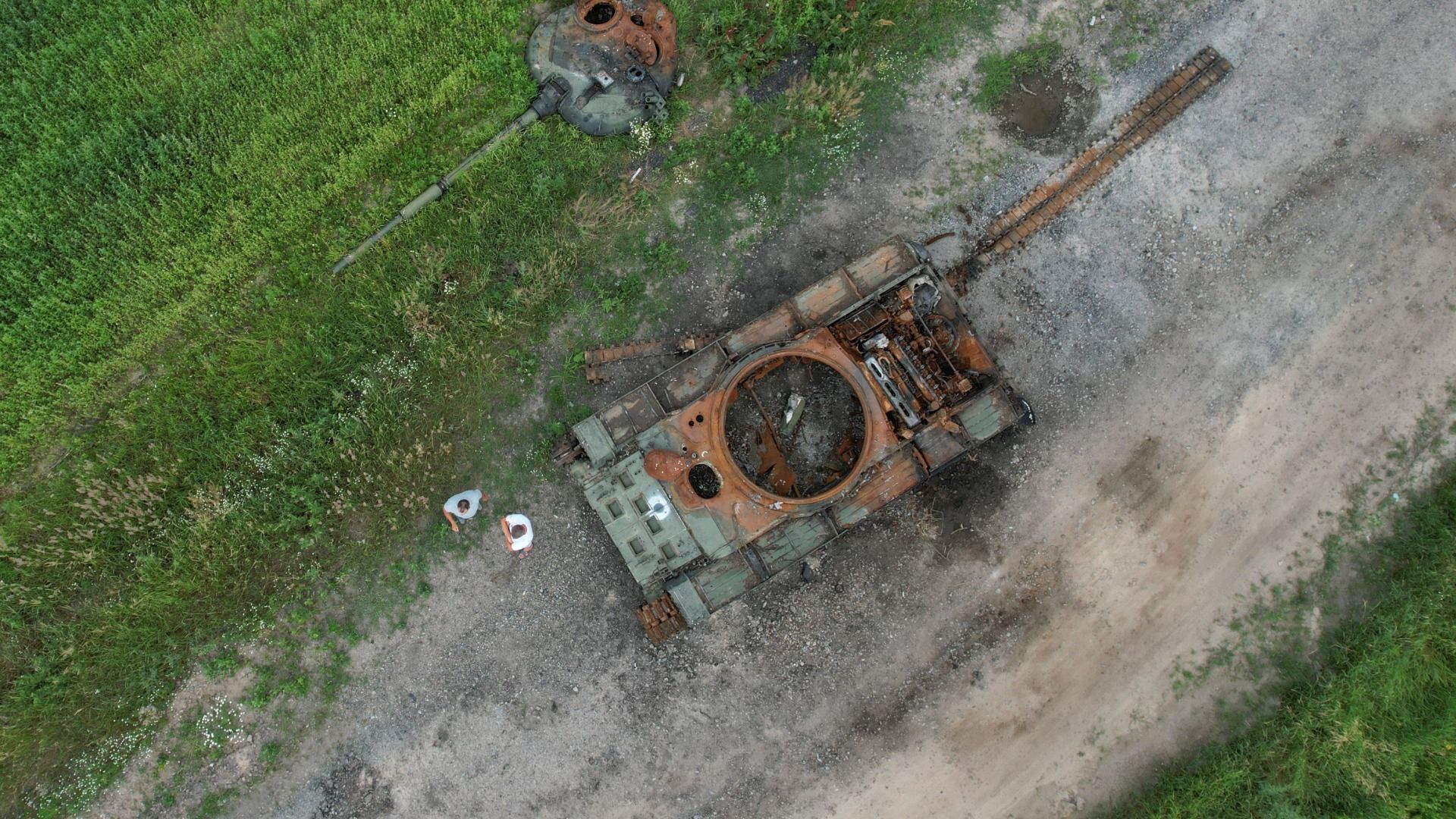 ウクライナ軍、fpv神風ドローンでロシア軍の戦車に攻撃:ドローン視点での攻撃シーンも公開(佐藤仁) エキスパート Yahoo ニュース