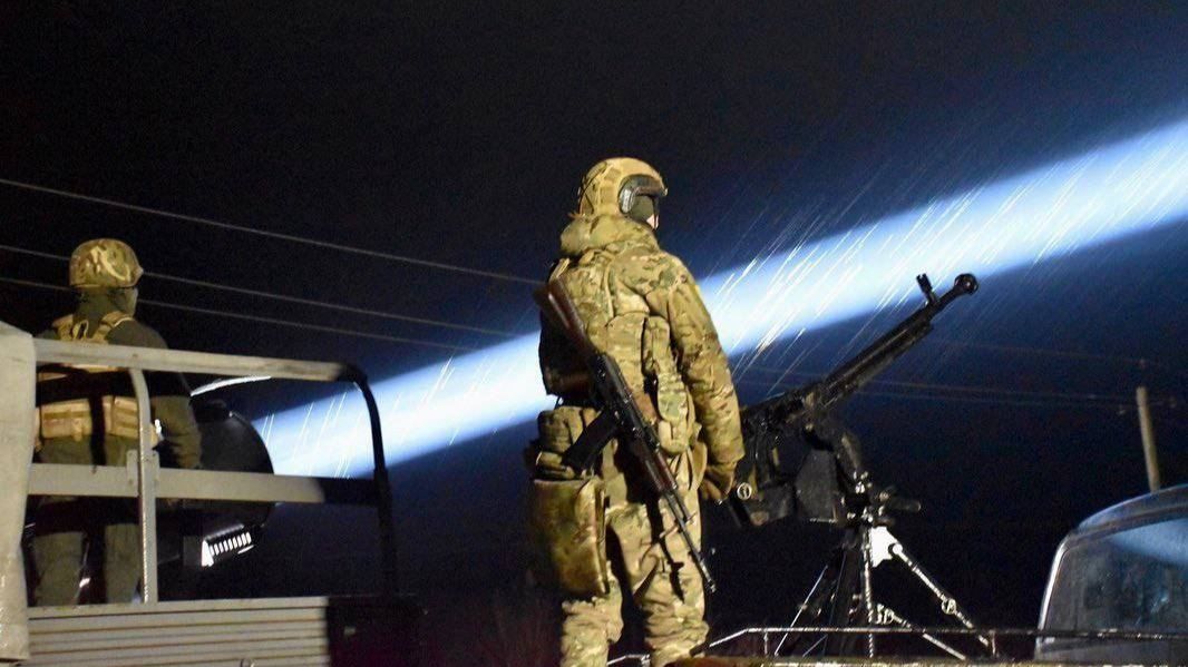 ウクライナ軍、夜のロシア軍のイラン製軍事ドローン迎撃に備えた「ポータブルサーチライト」(佐藤仁) エキスパート Yahoo ニュース